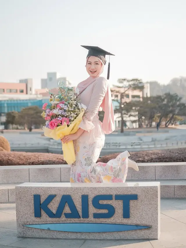 Kebaya Wisuda 2025 Hijab: 5 Inspirasi Modern & Klasik Jawa - portal.co.id